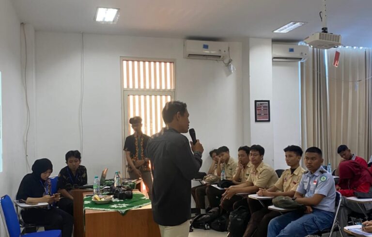 Workshop COMFEST 2025: Bekali Generasi Muda dengan Kecakapan Media ...