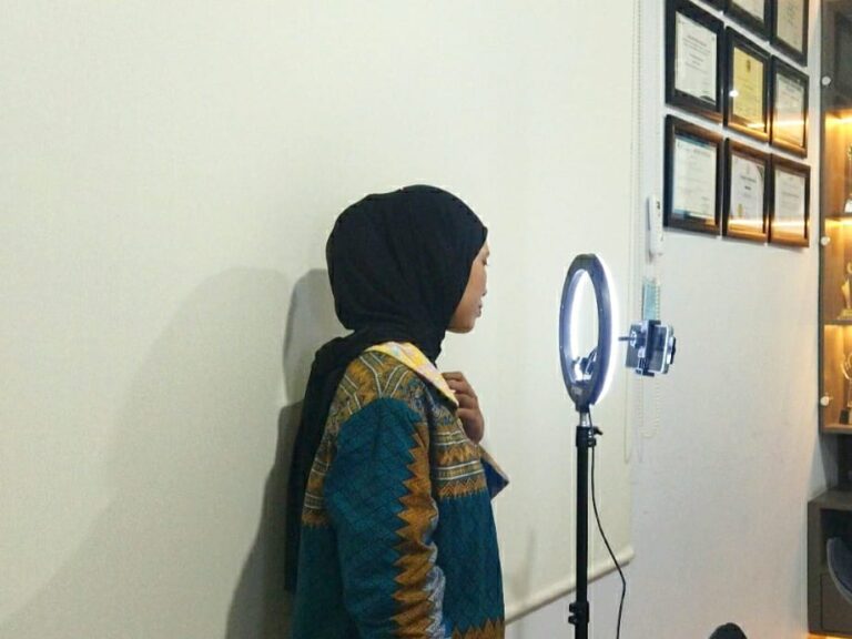 Mahasiswa Ikom Asah Skill Produksi Media Digital Lewat Podcast Bersama ...